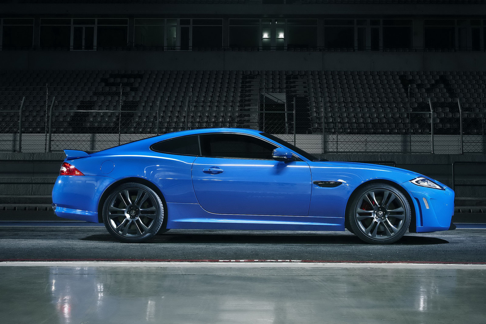 Jaguar Xk Na Sterydach Model Xkr S Debiutuje W Genewie Autokultpl